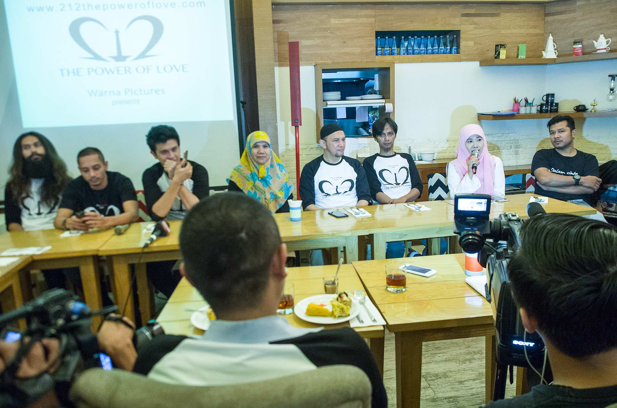Film 212 The Power of Love; Perjalanan Sang Jurnalis Mencari Cinta ...